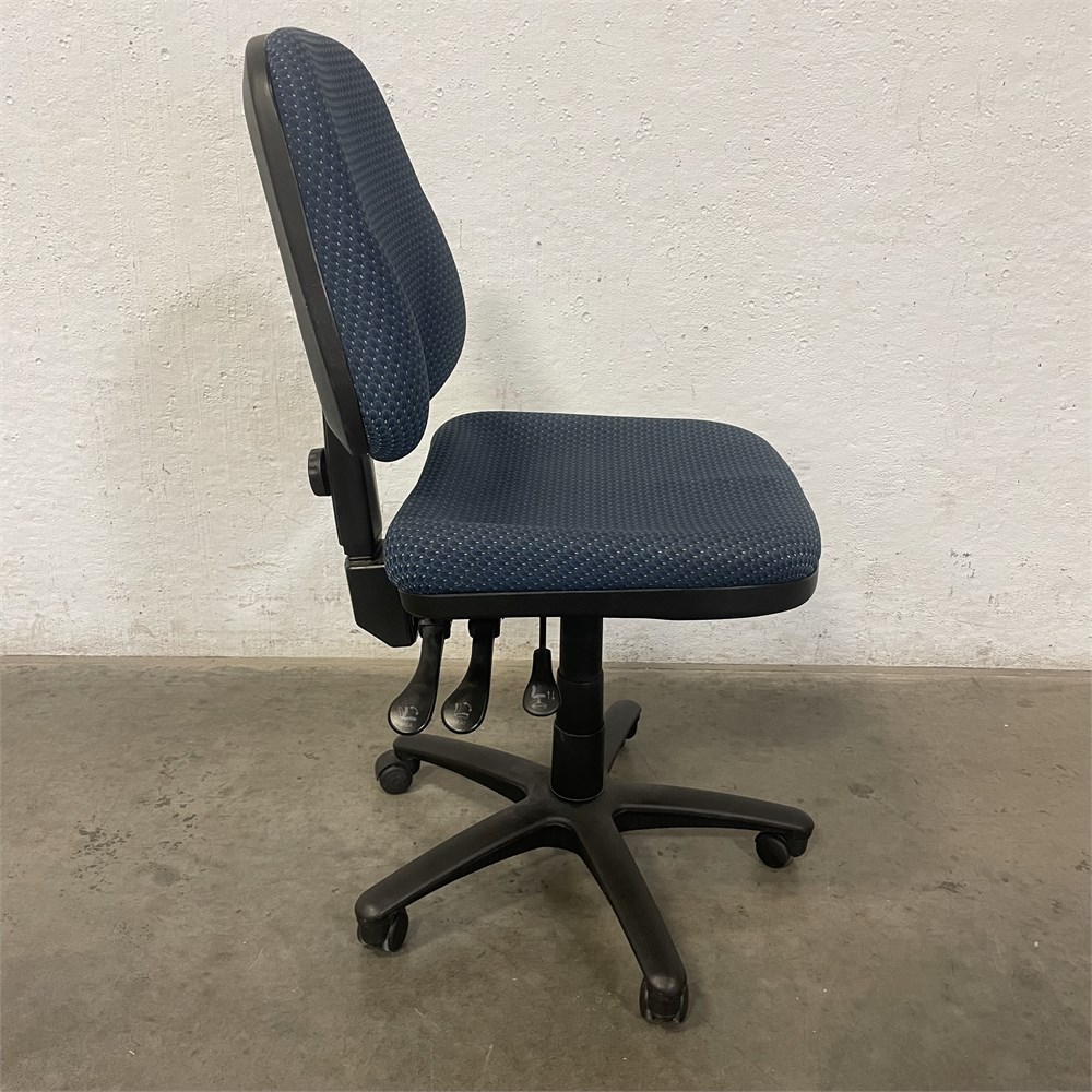 UW SWAP Online Auction - Lot of 4 Office Chairs (1D)