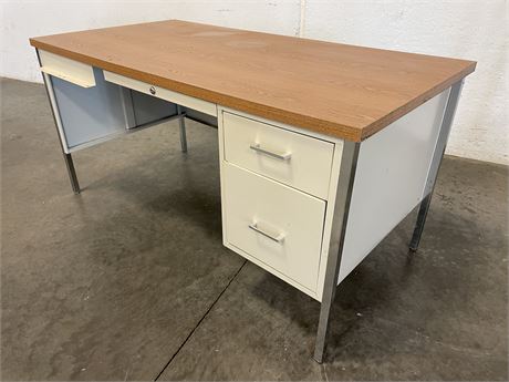 UW SWAP Online Auction - Desk (5B)