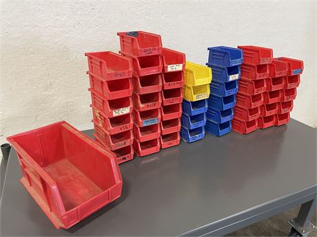 UW SWAP Online Auction - Lot of 47 Storage Bins (7C)