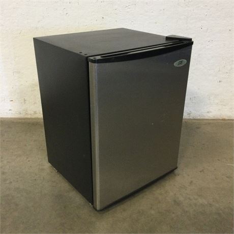 UW SWAP Online Auction - Mini Fridge (W)
