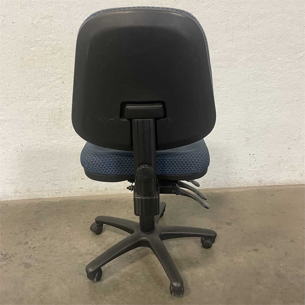 UW SWAP Online Auction - Lot of 4 Office Chairs (1D)