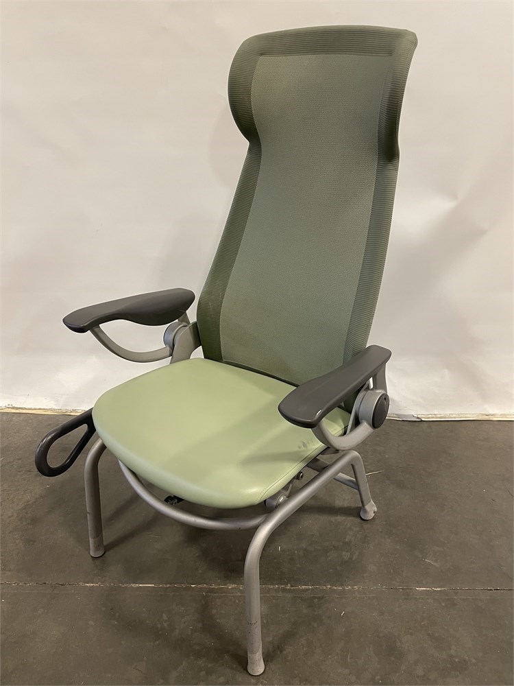 UW SWAP Online Auction - Nemschoff Chair (2C)