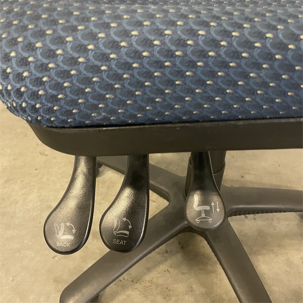 UW SWAP Online Auction - Lot of 4 Office Chairs (1D)