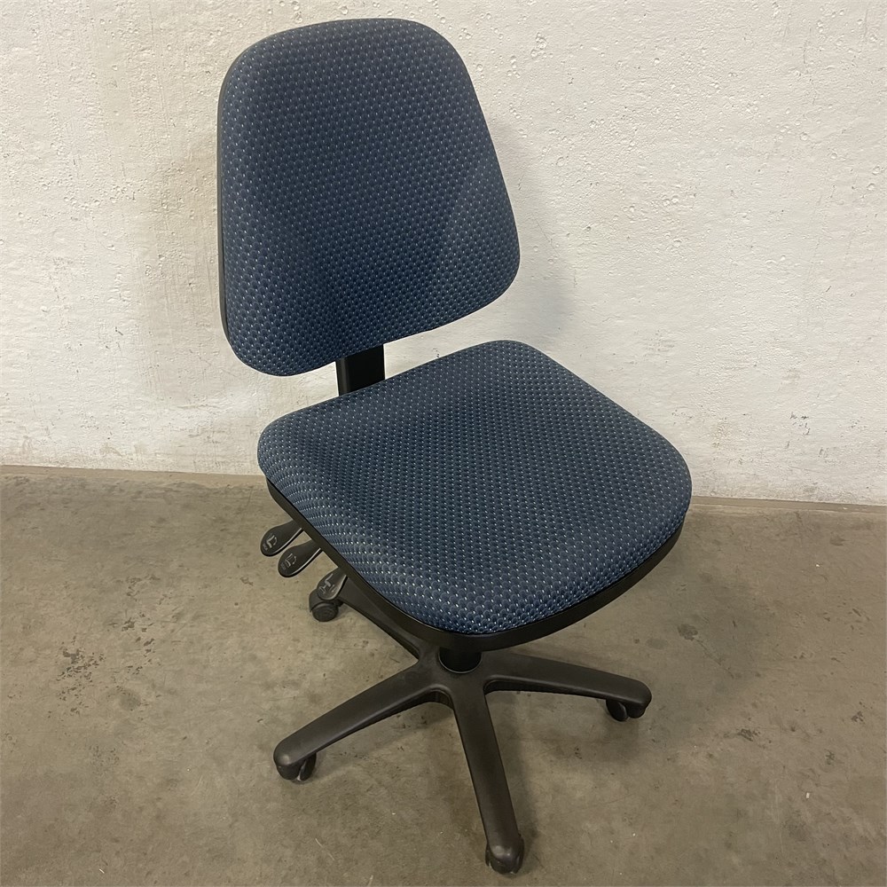 UW SWAP Online Auction - Lot of 4 Office Chairs (1D)