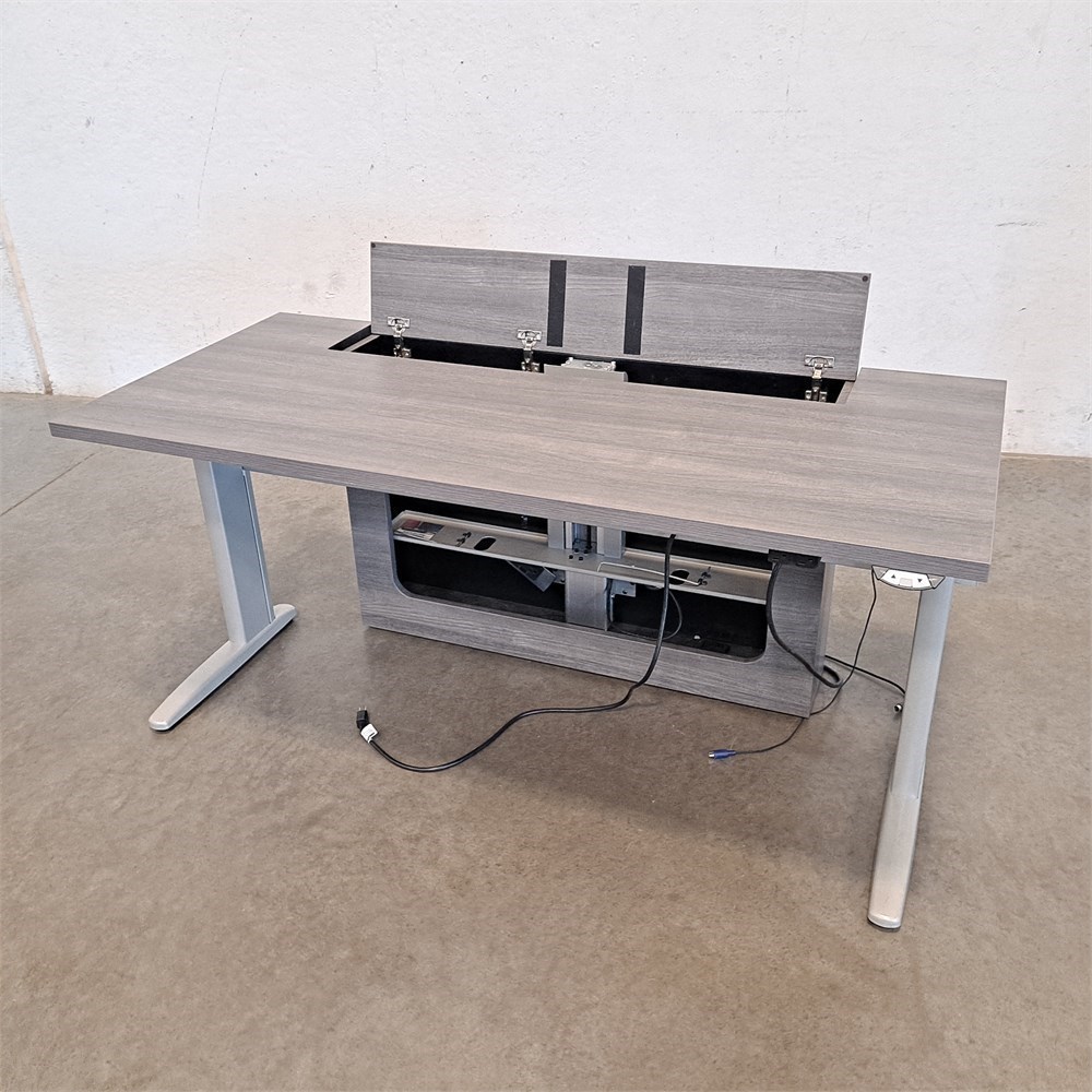 UW SWAP Online Auction - Office Desk (B9)