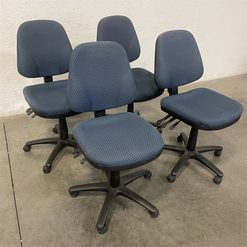 UW SWAP Online Auction - Lot of 4 Office Chairs (1D)